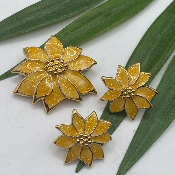 Avon | Jewelry | Vintage Avon Yellow Glitter Poinsettia Flower Brooch ...
